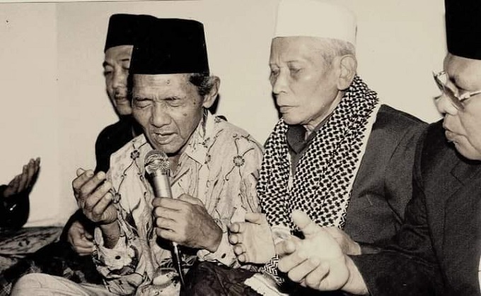 Keberanian Mbah KH. Muslim Imampuro di Depan Presiden Soeharto | Ringan ...