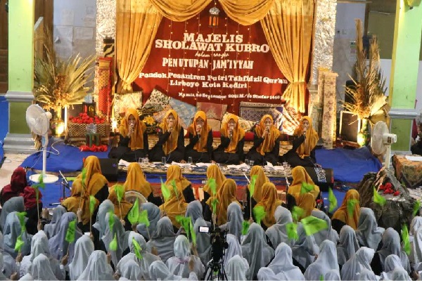Pondok Pesantren Putri Tahfizhil Qur’an (P3TQ) Lirboyo, Kediri ...